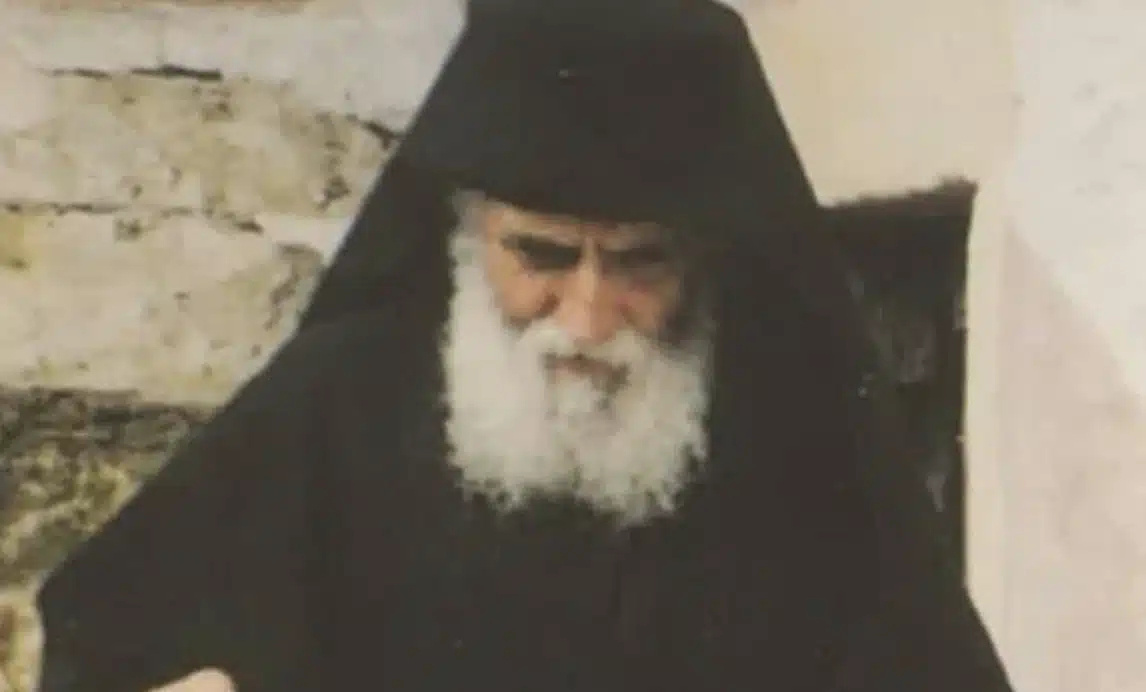 «Κεραμίδα» από προφητεία του Αγίου Παϊσίου: «Όταν οι μέρες θα ...