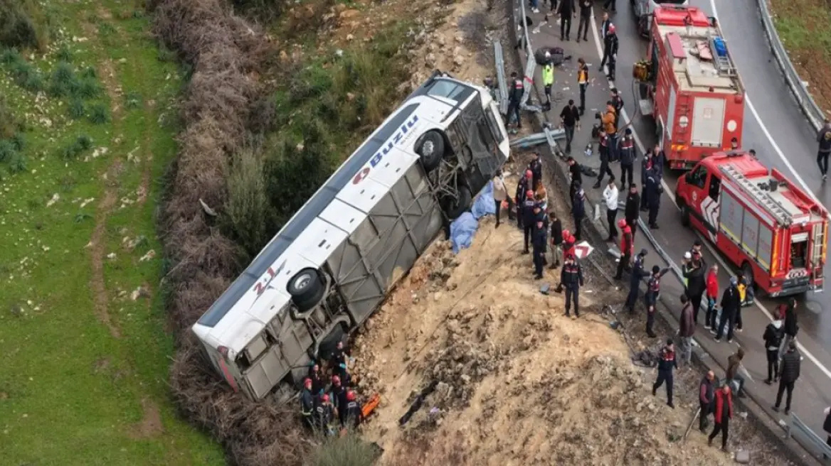 ΤΡΟΧΑΙΟ ΜΕ ΑΝΑΤΡΟΠΗ ΛΕΩΦΟΡΕΙΟΥ – ΔΥΣΤΥΧΩΣ ΕΧΟΥΜΕ ΝΕΚΡΟΥΣ - Reporter Online